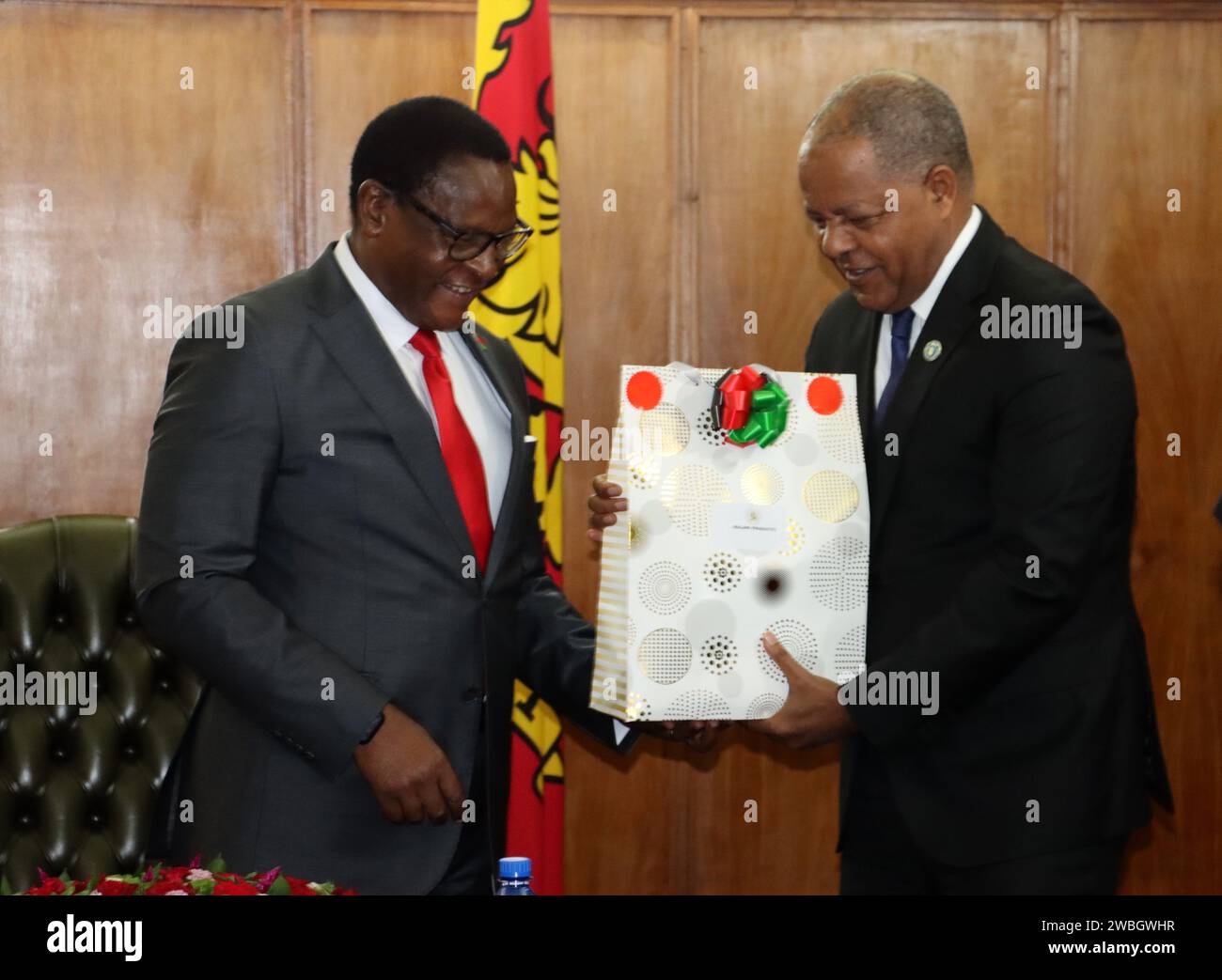 (240111) -- LILONGWE, Jan. 11, 2024 (Xinhua) -- Malawian President ...