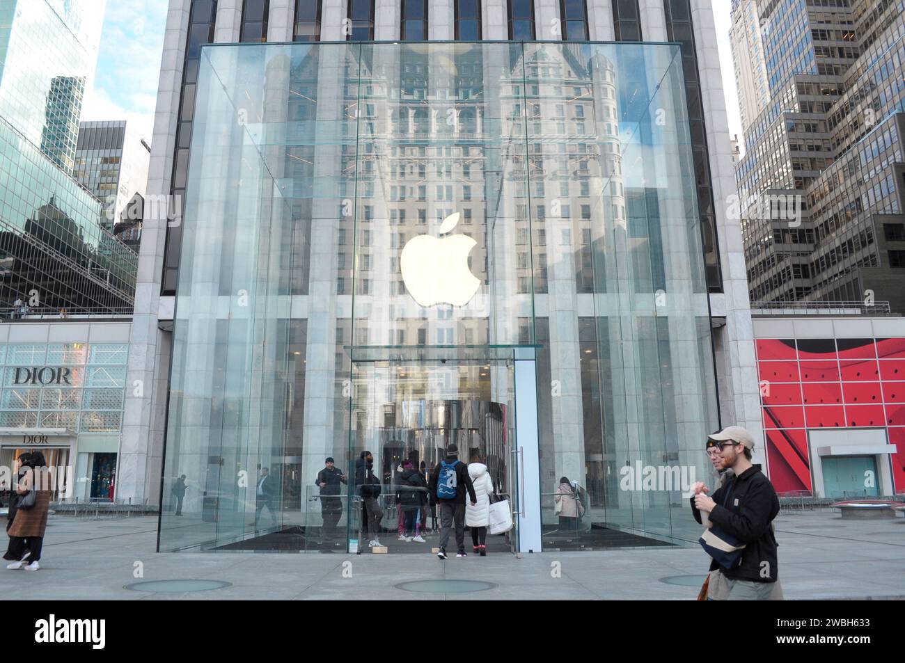 New York, United States. 10th Jan, 2024. Customers enter an Apple store ...