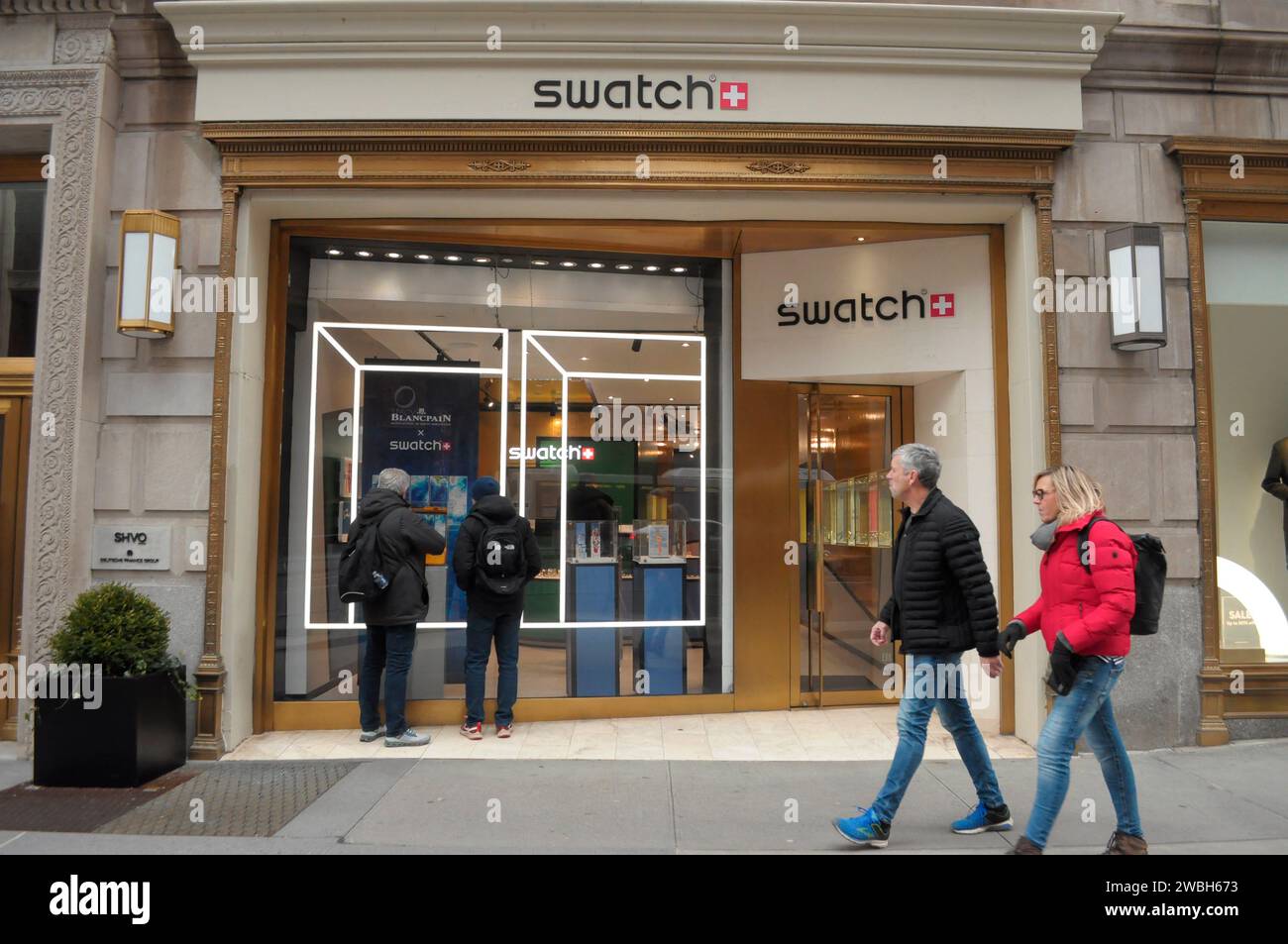 New York, United States. 10th Jan, 2024. Pedestrians look through the ...