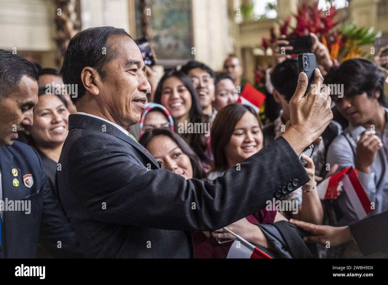 Joko Widodo, der Praesident Indonesiens gibt Selfies bei einem Besuch ...
