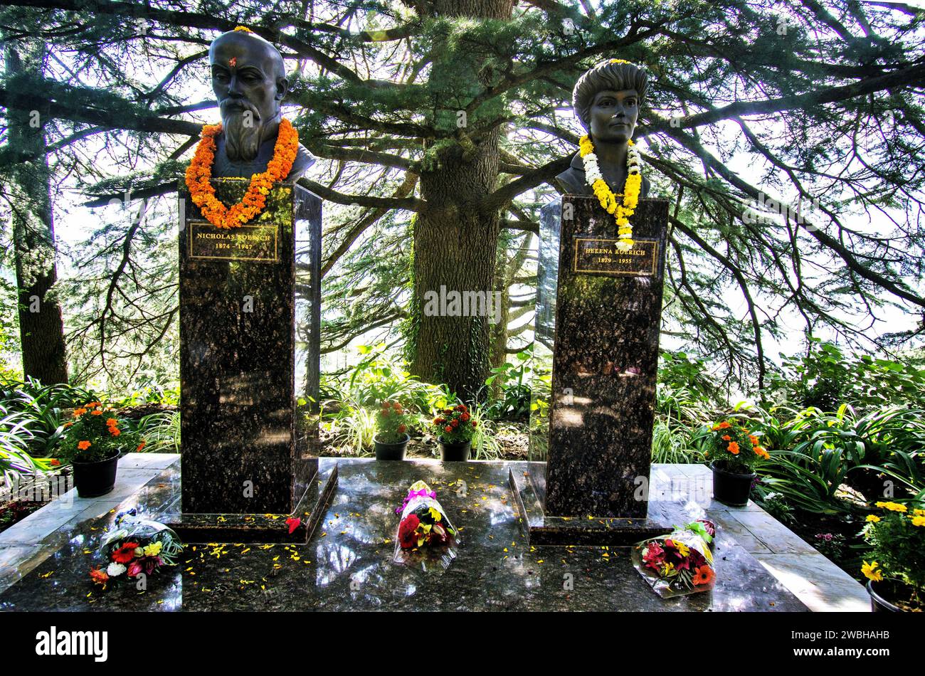 Statue of Nicholas and Helena, Nicholas Roerich Museum, Nicholas ...