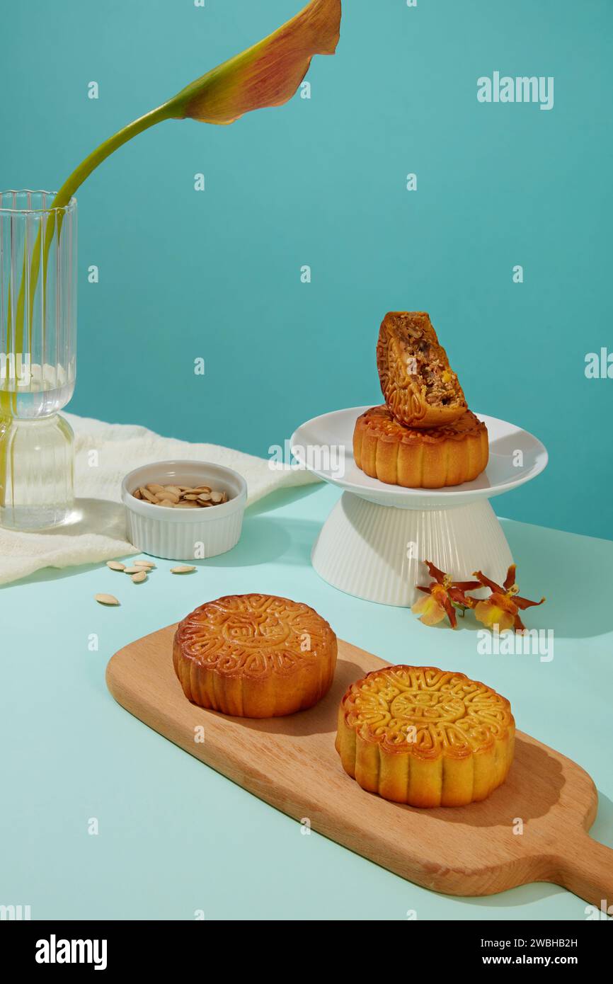 Mid autumn festival mooncakes hi-res stock photography and images - Alamy