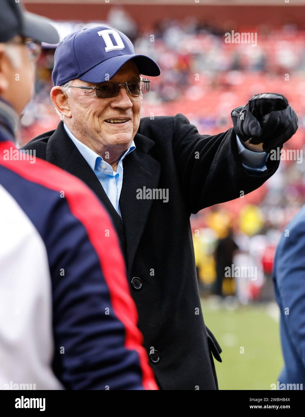 Dallas Cowboys owner Jerry Jones points to fans in the stands before ...