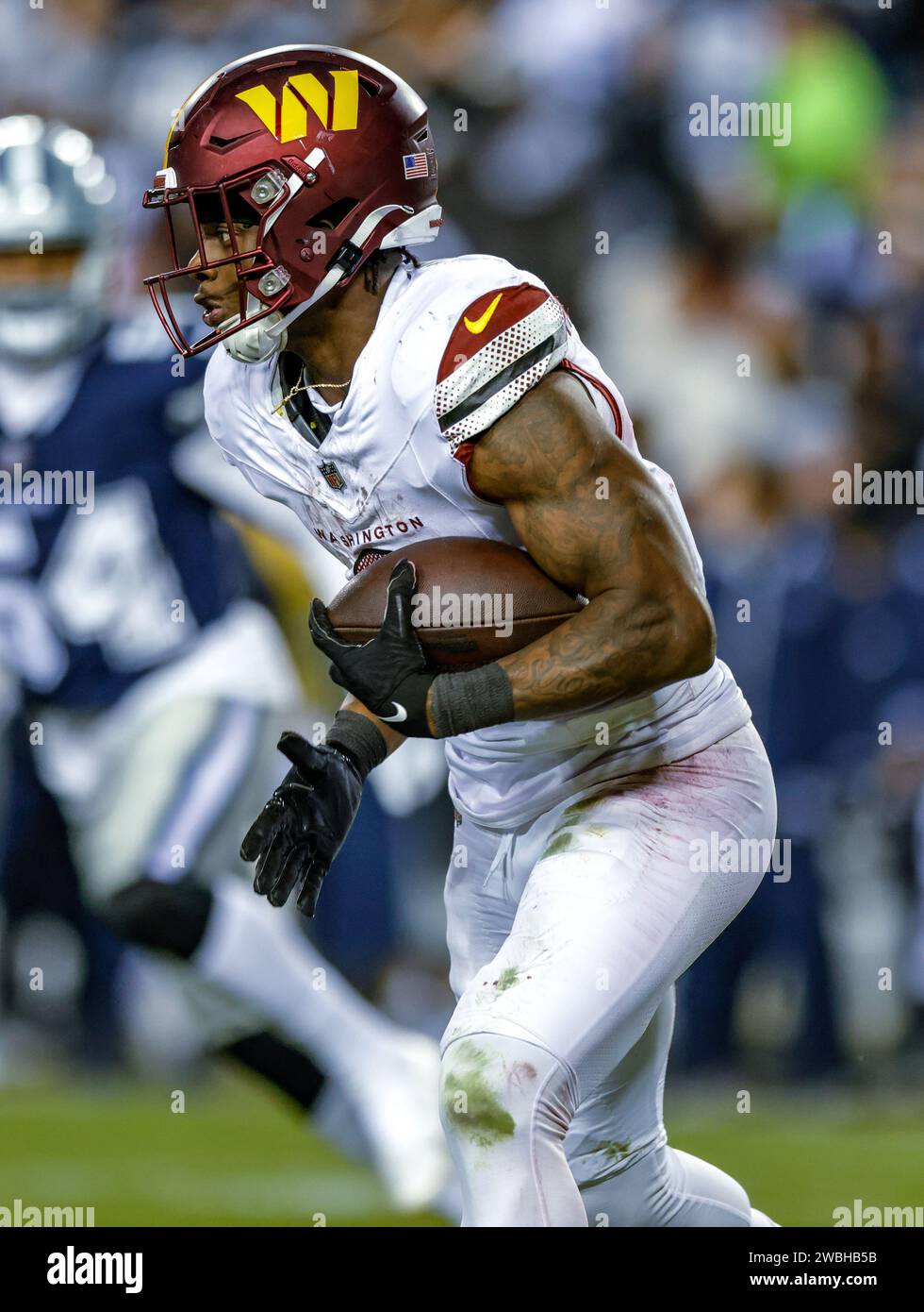 Washington Commanders running back Brian Robinson Jr (8) with the carry ...