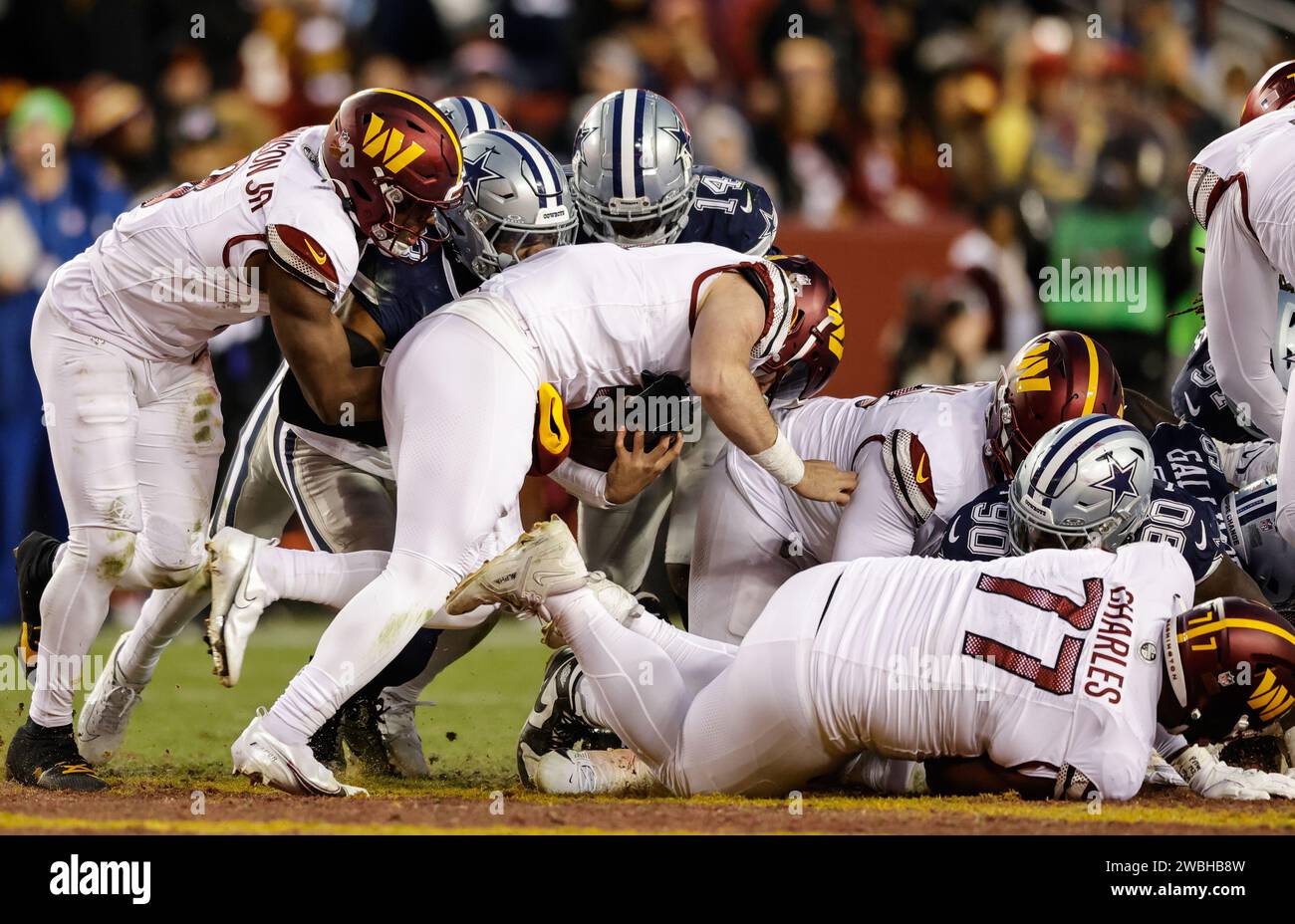 Washington Commanders quarterback Sam Howell (14) with the carry ...