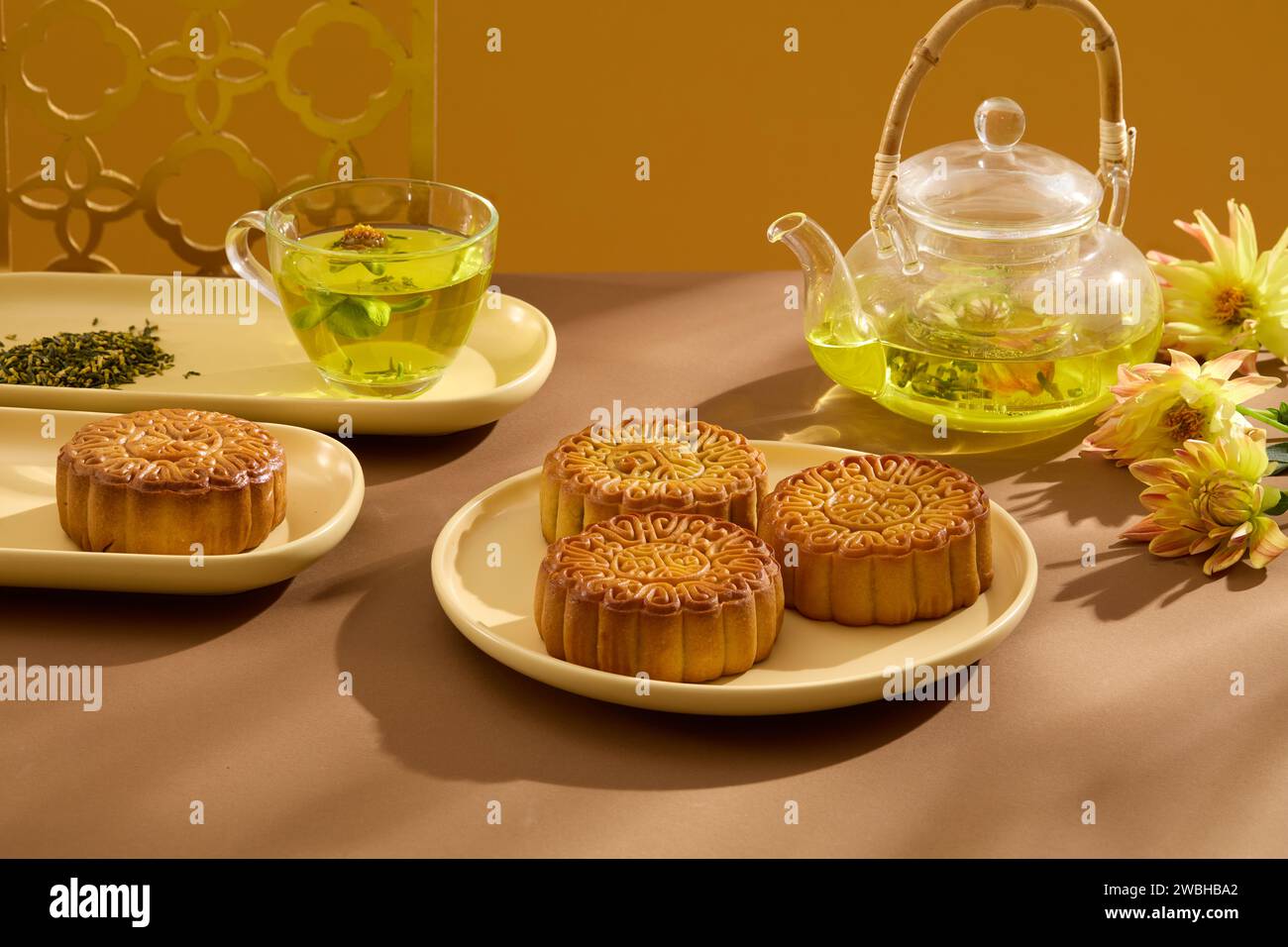 Korean moon cake hi-res stock photography and images - Alamy