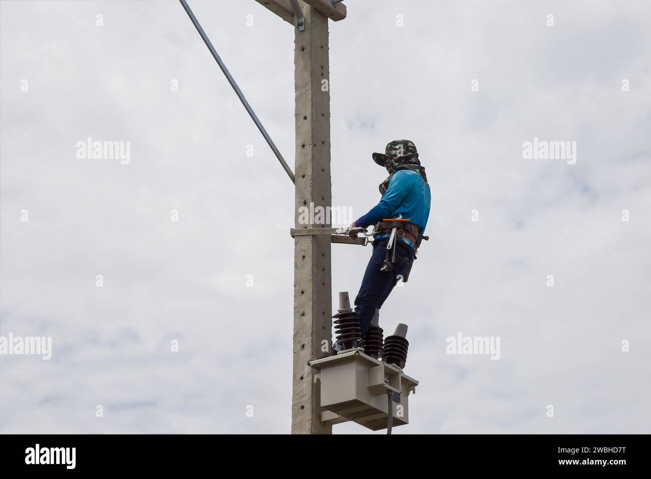 Working electrical wire connection pole hi-res stock photography and ...