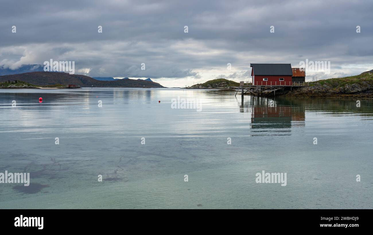 Panorama, Haus am See, Ferienhaus am Meer, Herbststimmung in Norwegen, Ruhe am Strand des ...