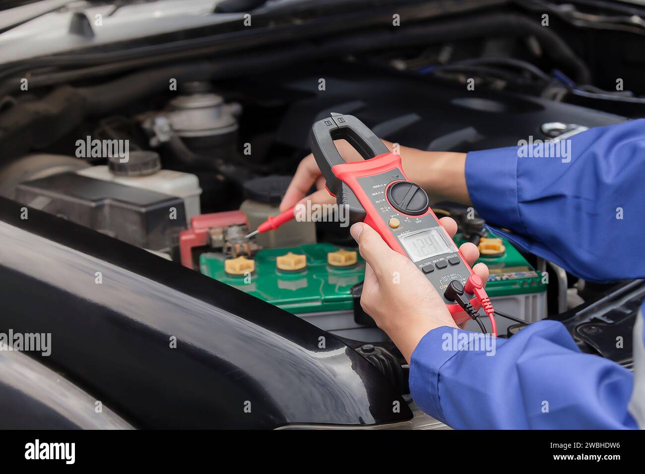 Replace batteries hi-res stock photography and images - Alamy