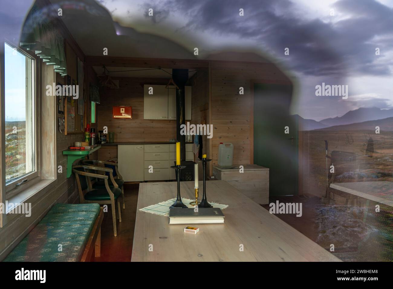 Inside wooden lodge hi-res stock photography and images - Alamy