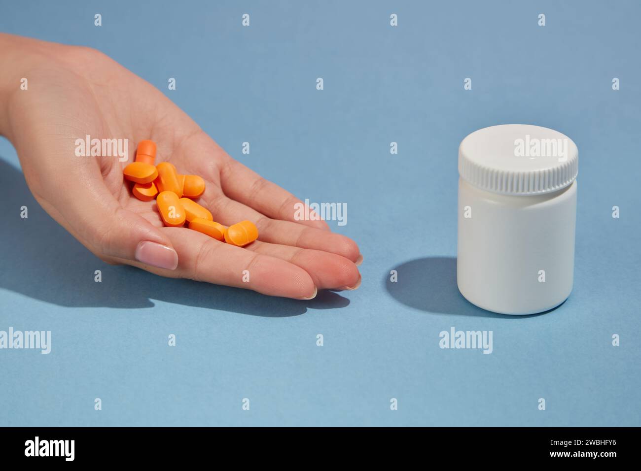 Unlabeled pill bottle hi-res stock photography and images - Alamy