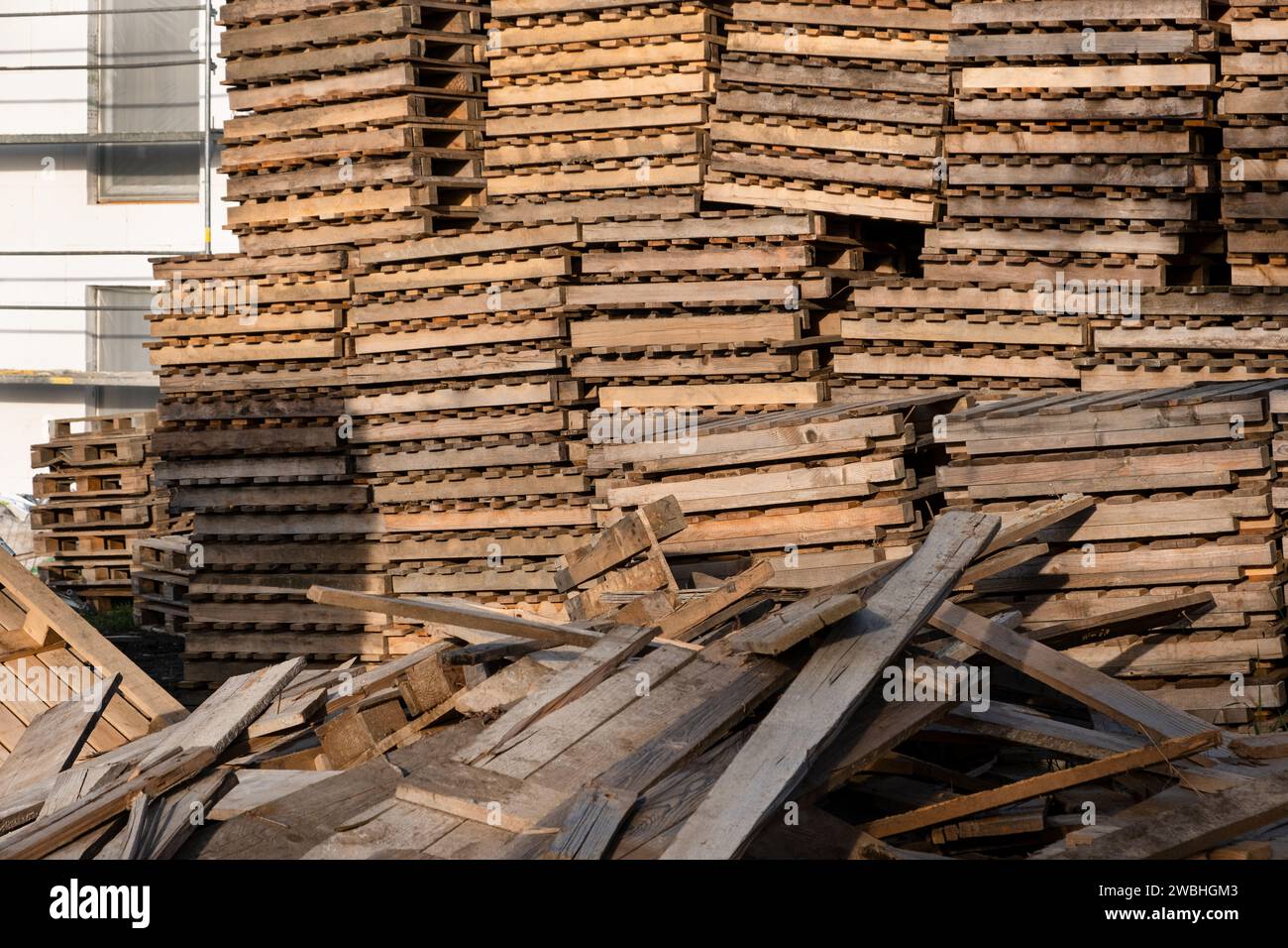 Wooden loading platform hi-res stock photography and images - Alamy