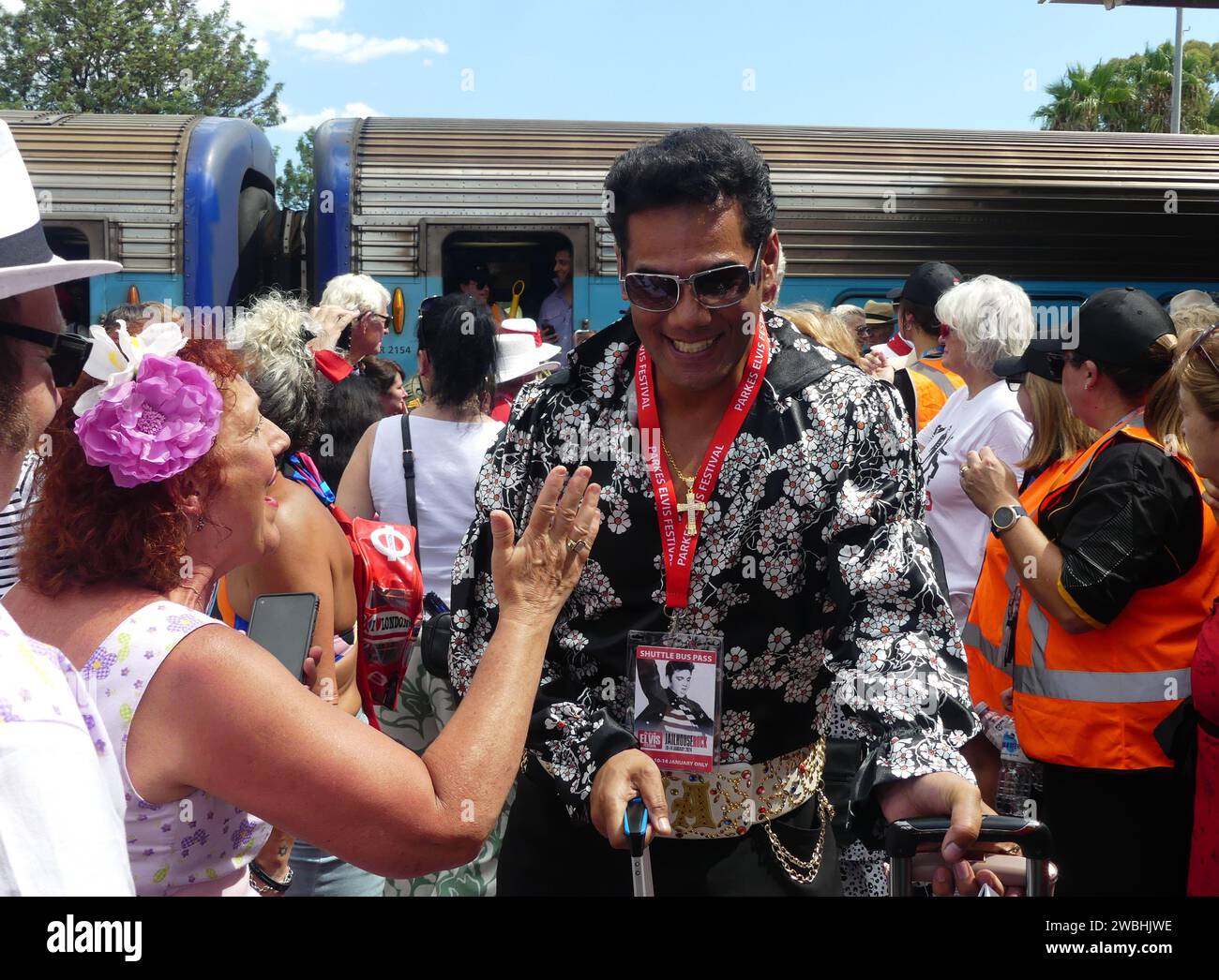Parkes, Australia. 09th Sep, 2022. Fans welcome the Elvis Express train ...