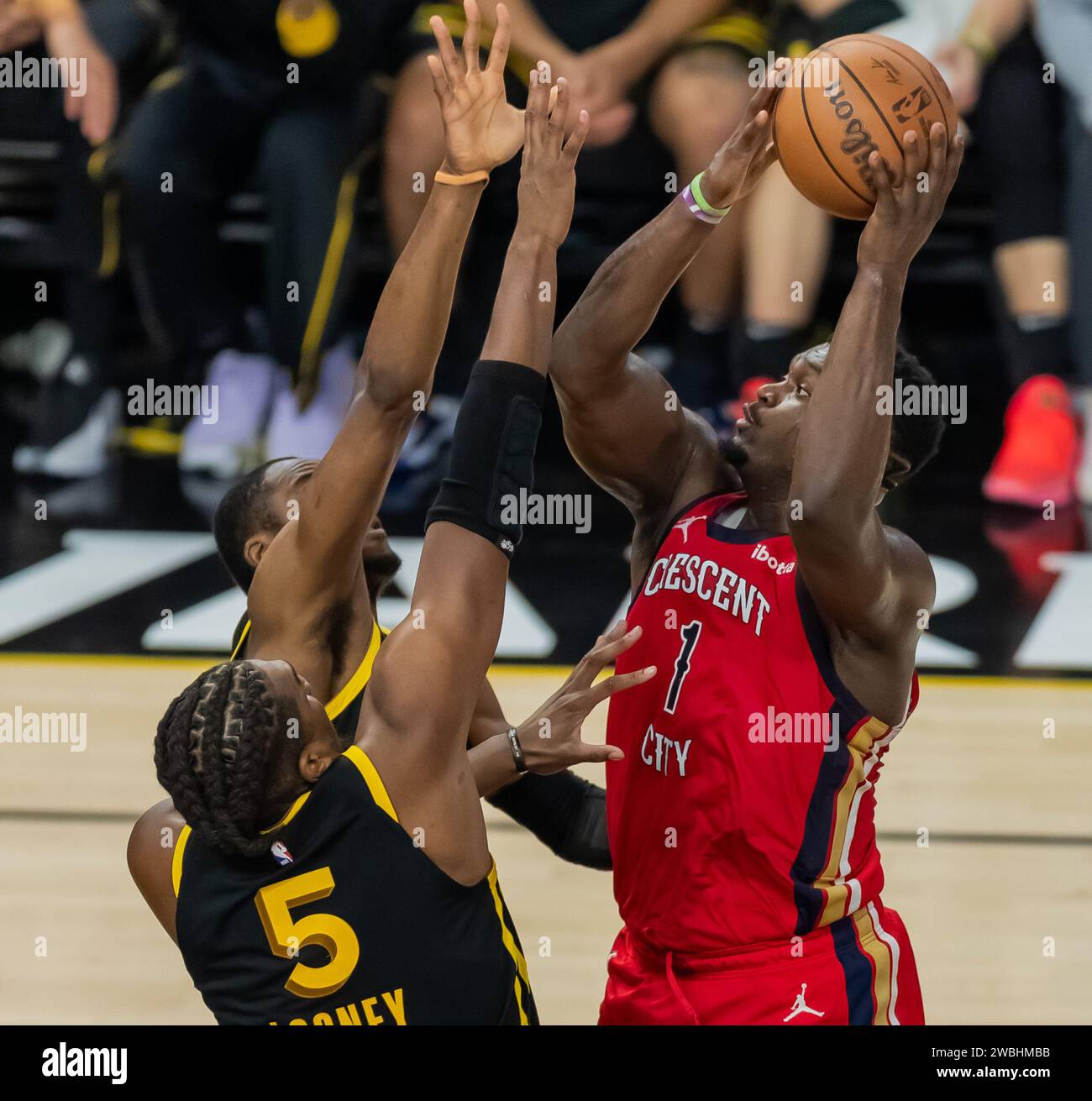 San Francisco, USA. 10th Jan, 2024. Zion Williamson (R) of New Orleans ...