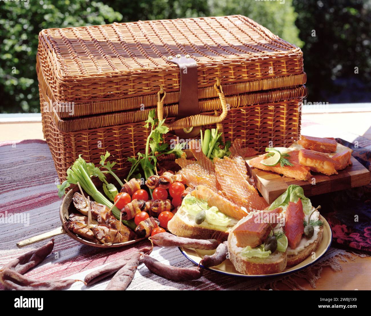 Picnic food display hi-res stock photography and images - Alamy