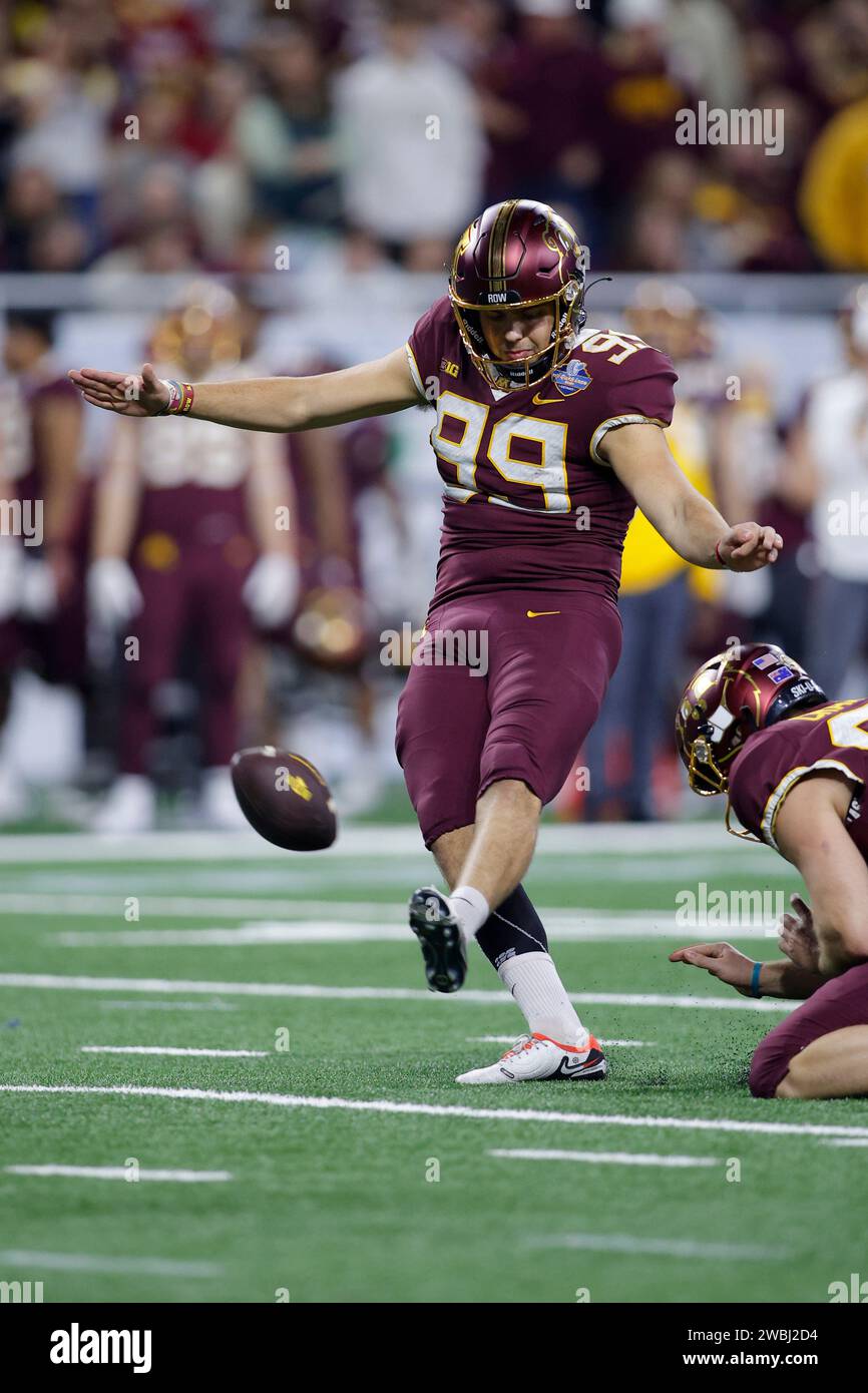 Minnesota place kicker Dragan Kesich (99) kicks an extra point during ...