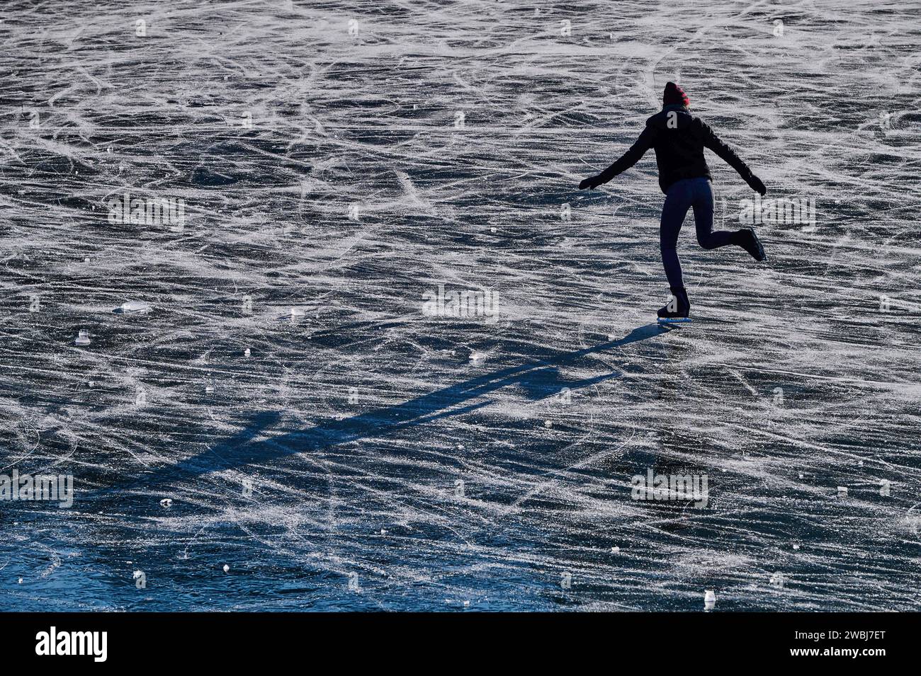 Kaltes Winterwetter in Berlin. Menschen laufen auf dem zugefrorenen ...