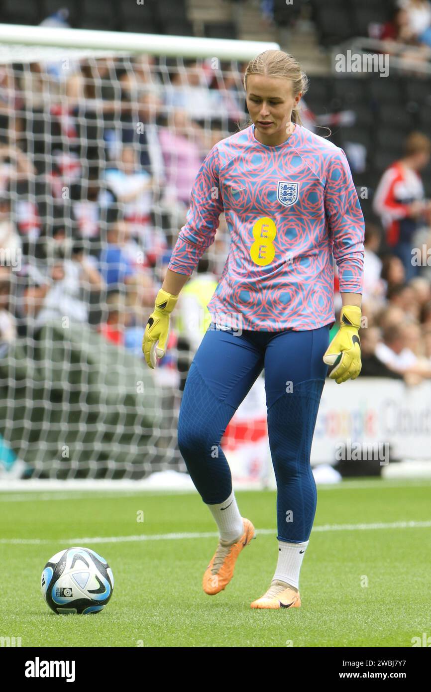 Hannah Hampton warms up before England Lionesses women's football team ...