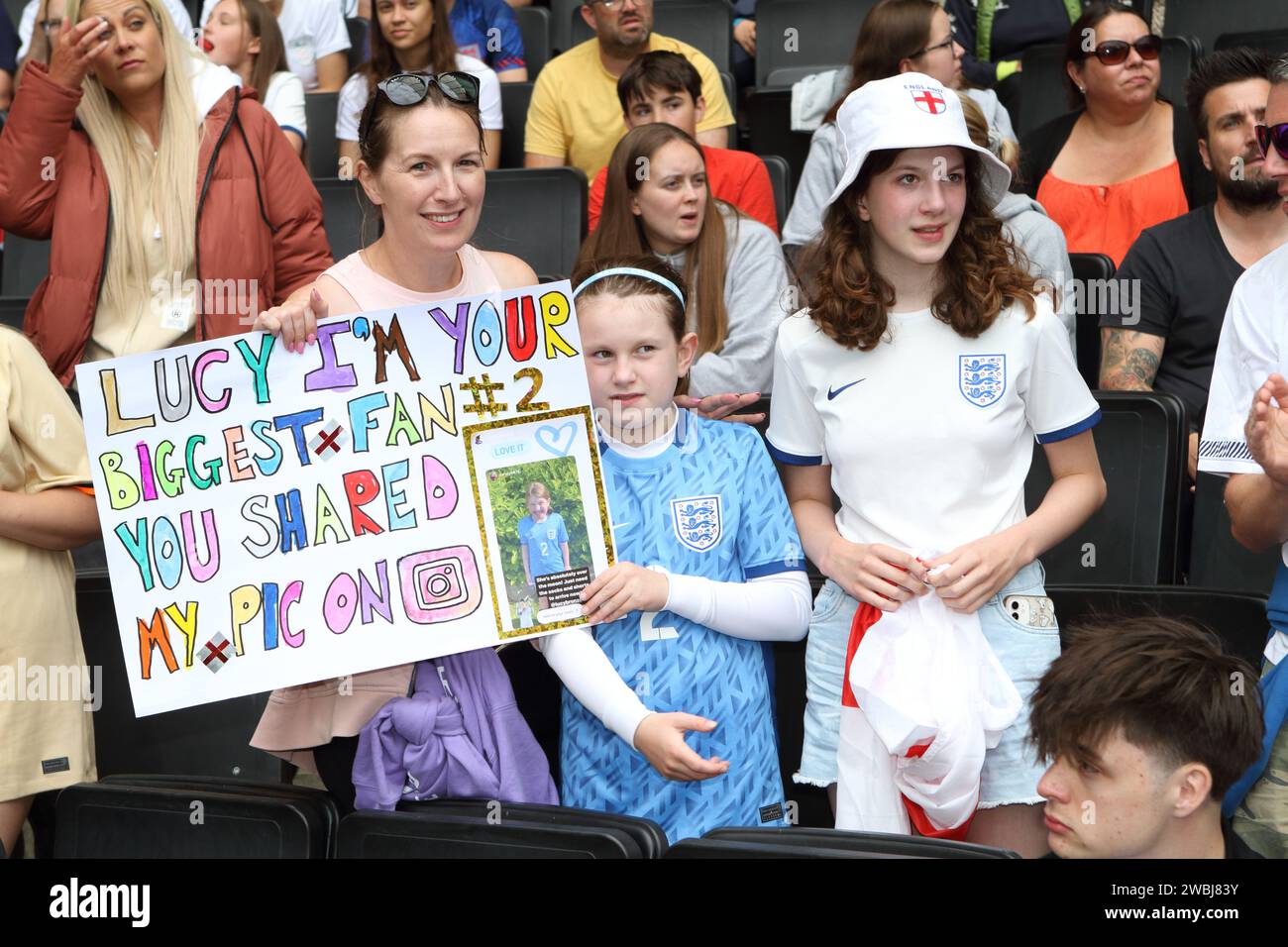 England womens football team fans hi-res stock photography and images ...