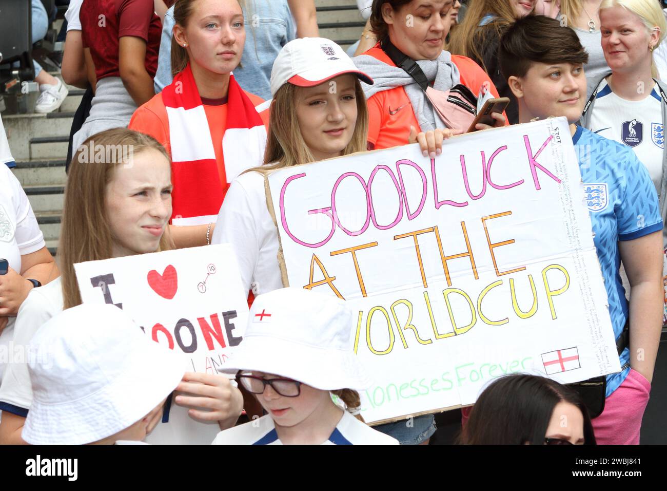England womens football team fans hi-res stock photography and images ...