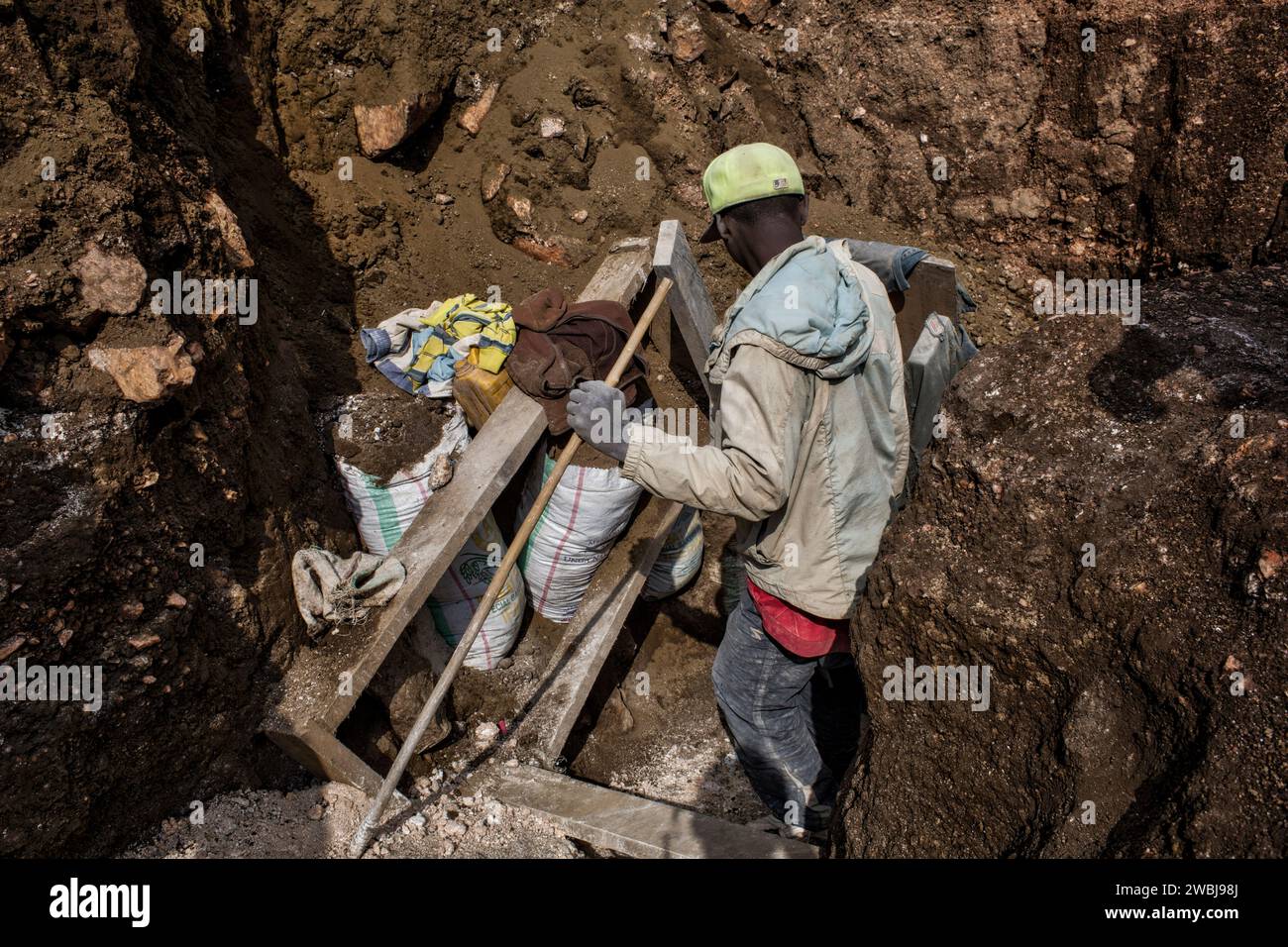 Coltan mining hi-res stock photography and images - Alamy