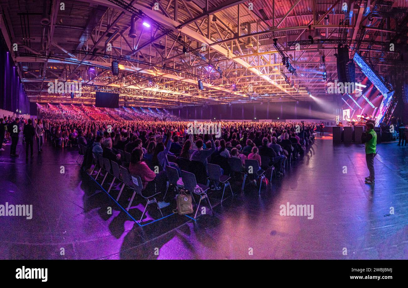 Abendveranstaltung in der vollbesetzten Halle 5 mit großer Bühnenshow Glaubensfestival MEHR24 ...