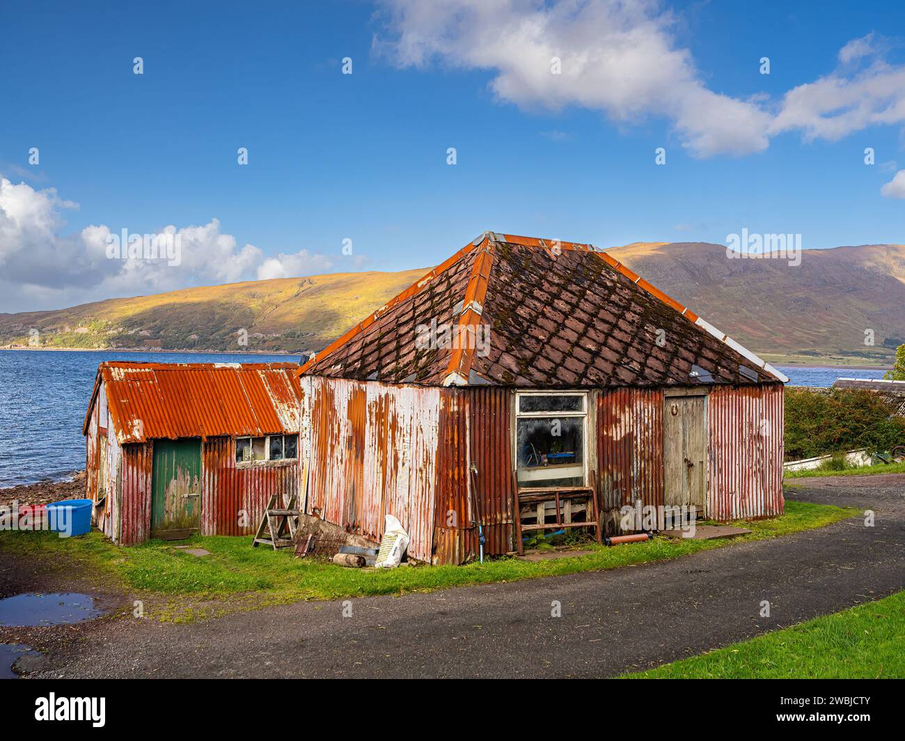 Rundown shed hi-res stock photography and images - Alamy