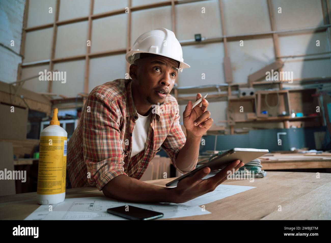 African carpenter cutting wooden hi-res stock photography and images ...