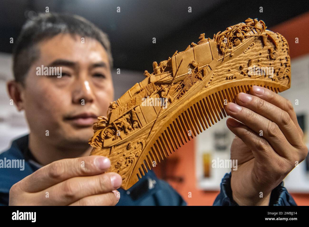 (240111) -- CHONGQING, Jan. 11, 2024 (Xinhua) -- Yu Dahong looks at a ...