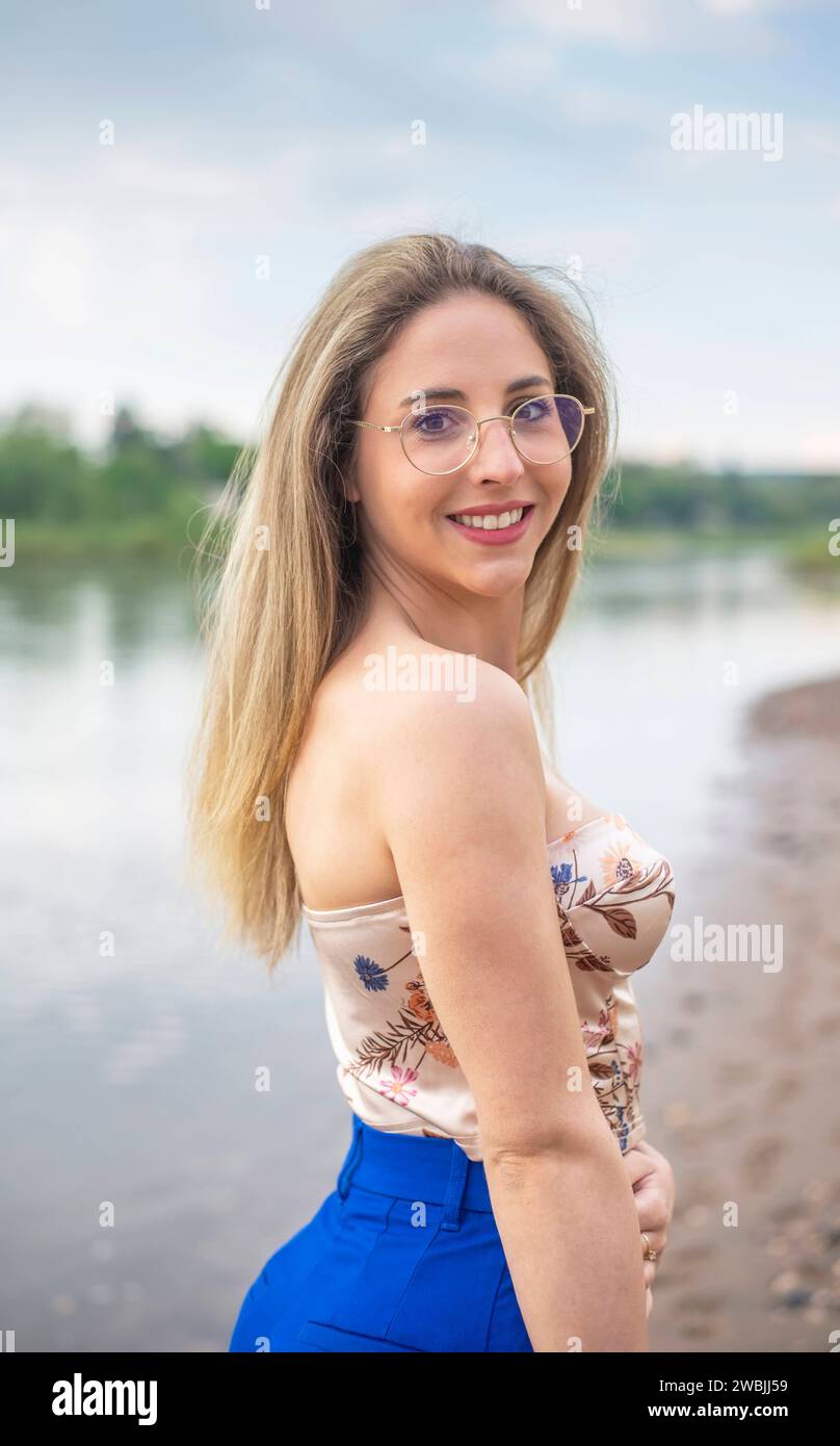 Frau brille frühling hi-res stock photography and images - Alamy