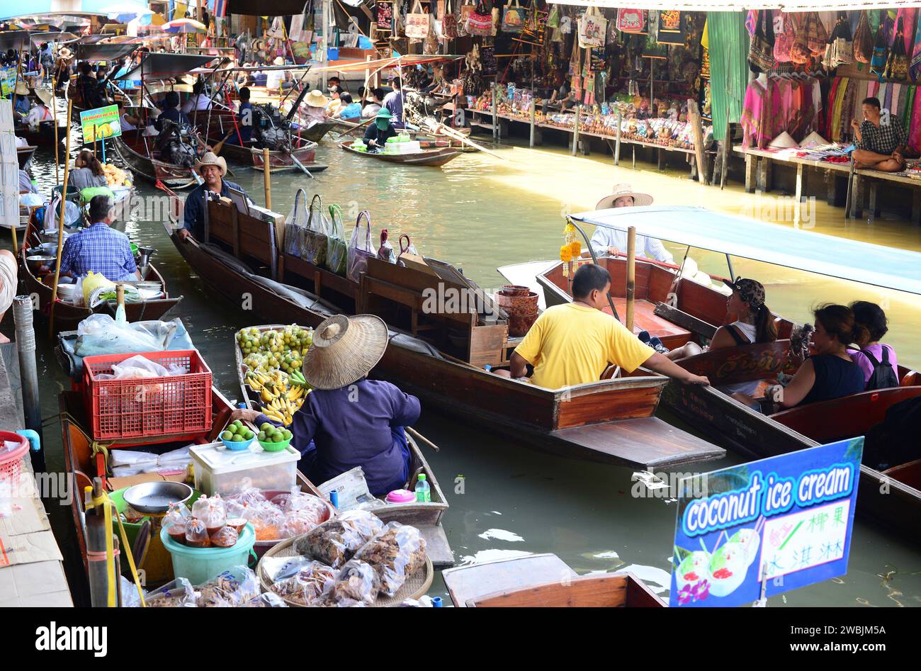 Damnoen Saduak Floating Market with sampans on Damnoen Saduak Canal ...
