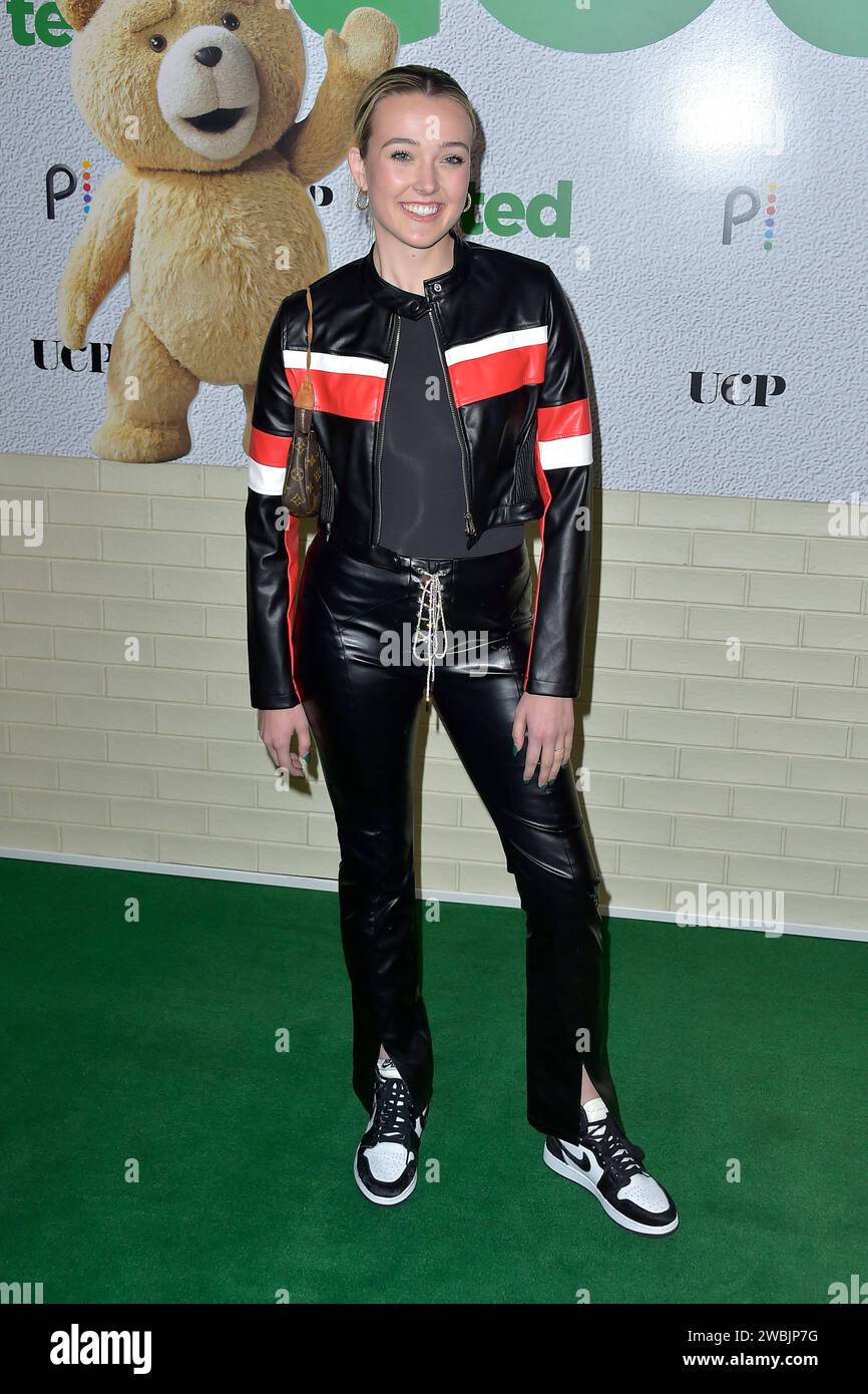 Cameron Doan bei der Premiere der Peacock Serie Ted im AMC The Grove ...