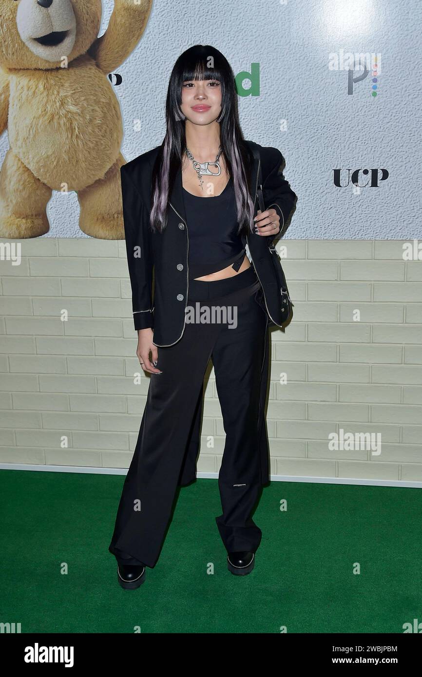 Emily Mei bei der Premiere der Peacock Serie Ted im AMC The Grove. Los ...
