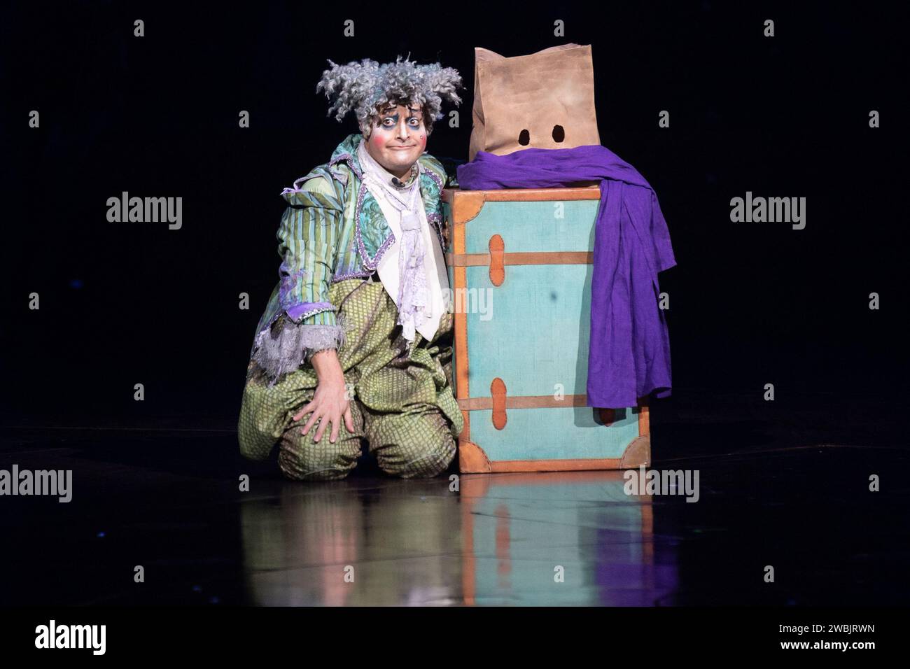 London, UK. 10 Jan, 2024. Pictured: Clown Pablo Gomis Lopez performs at ...