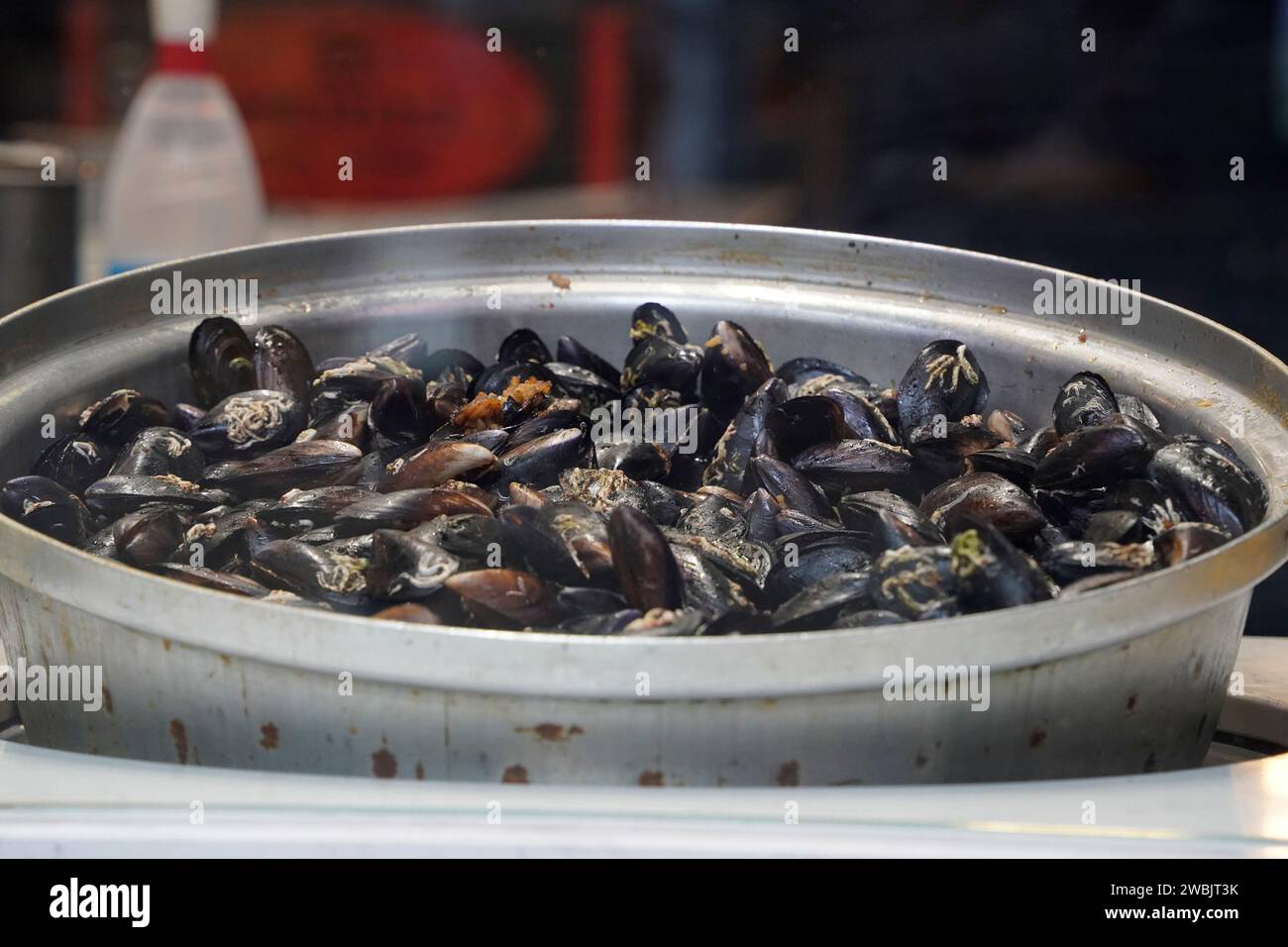 Turkish street food stuffed mussels hi-res stock photography and images ...