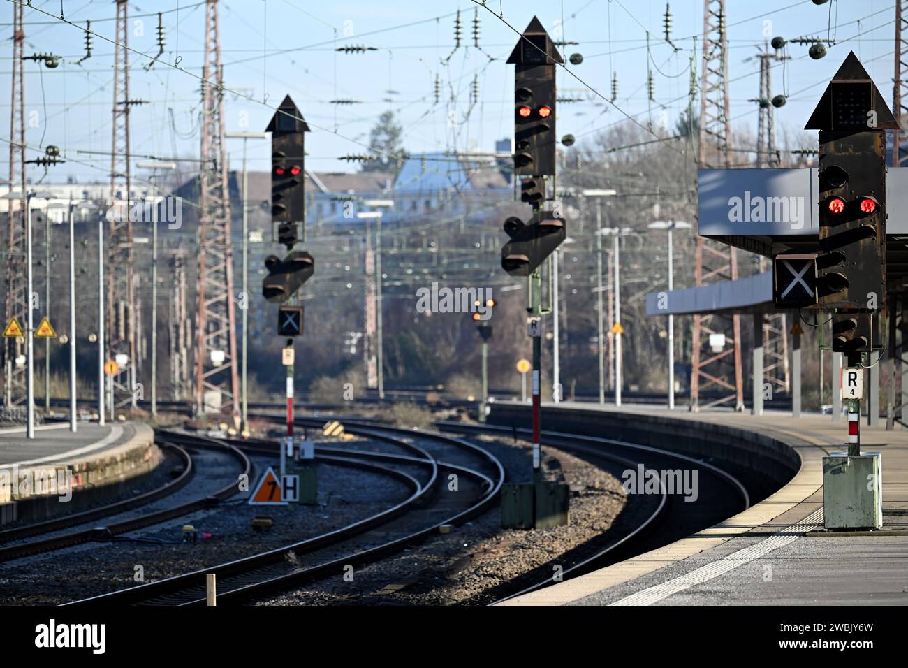 Essen, Germany. 11th Jan, 2024. The signals at the main station are ...