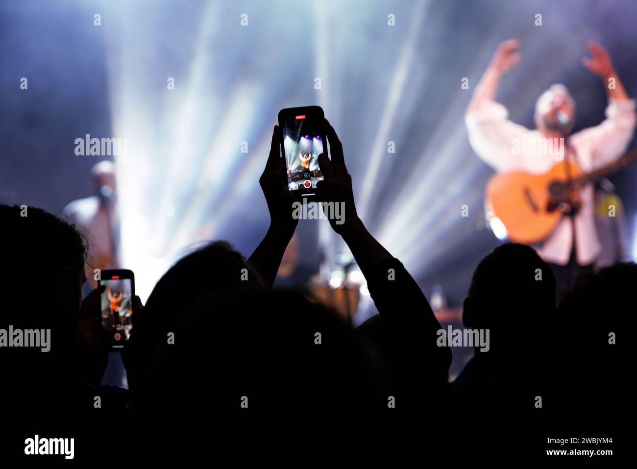 Cheering performers on stage hi-res stock photography and images - Alamy