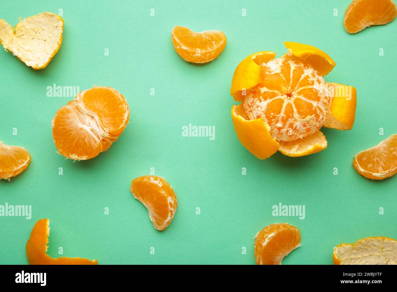 Fresh mandarin segments on the mint background. Top view Stock Photo ...