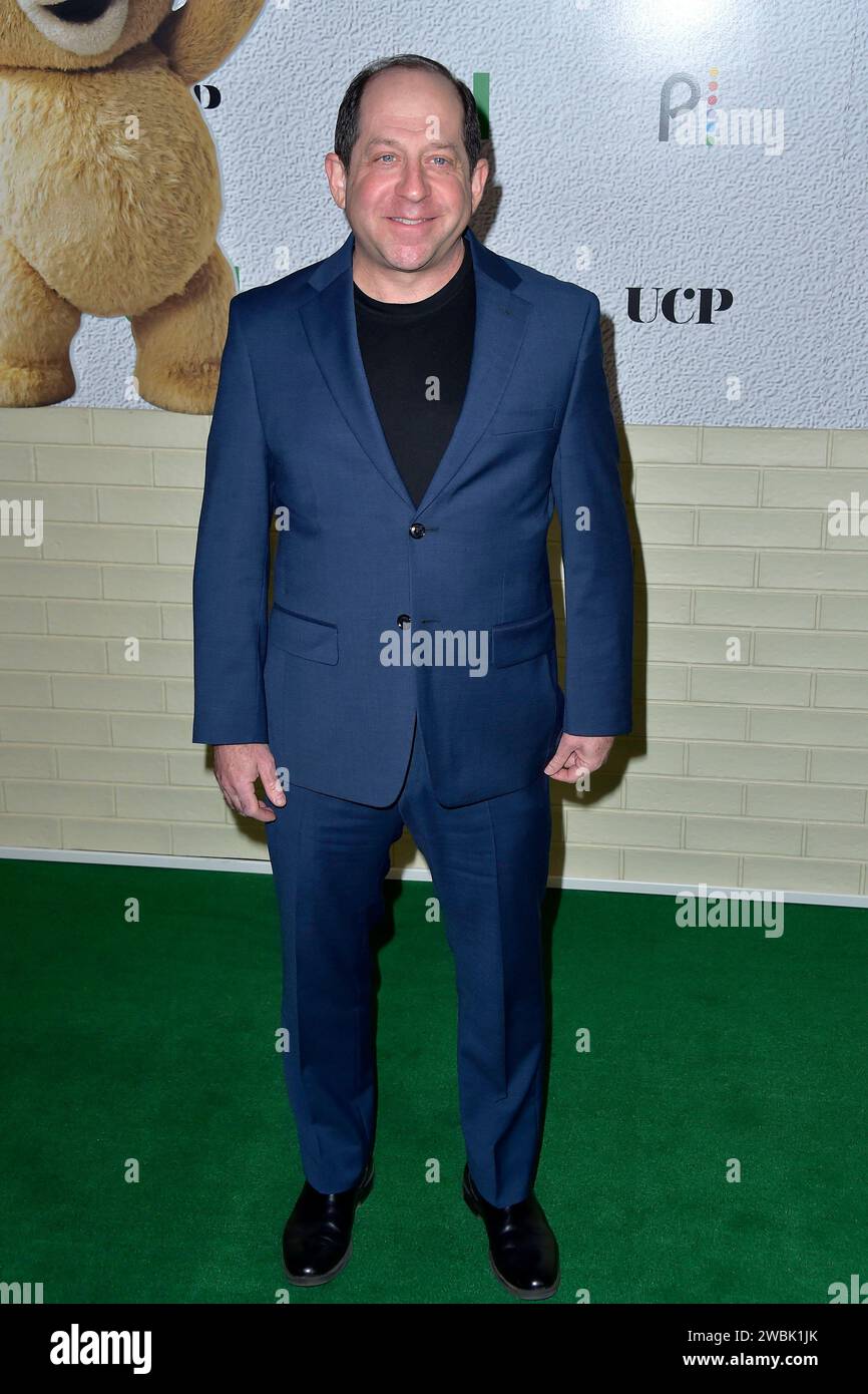 Jason Kravits bei der Premiere der Peacock Serie Ted im AMC The Grove ...