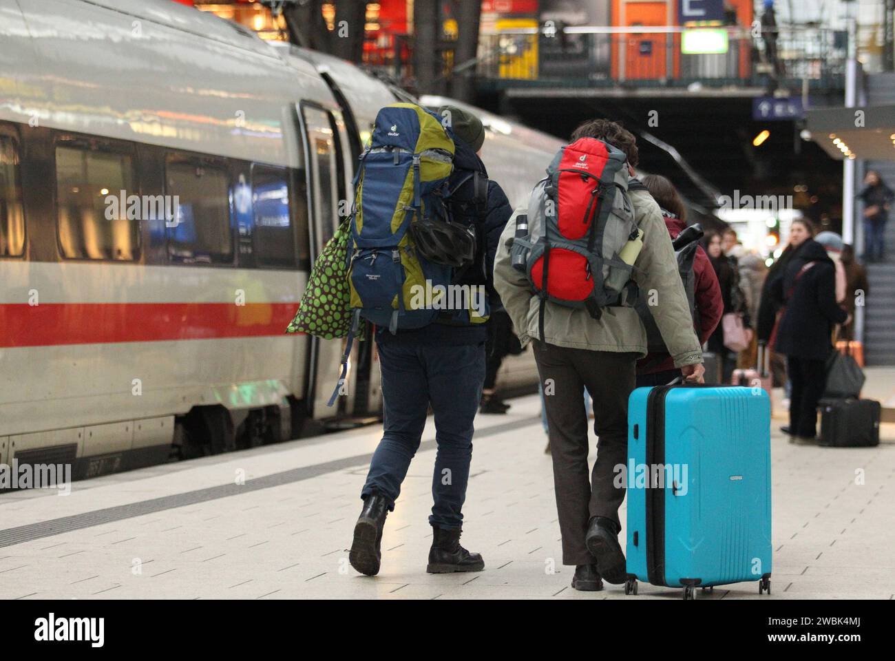 Station mit einem bahnsteig hi-res stock photography and images - Alamy
