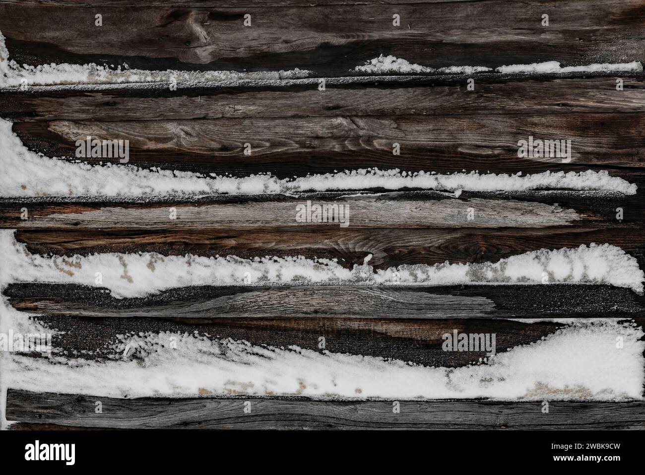 Old snow covered log cabin hi-res stock photography and images - Alamy