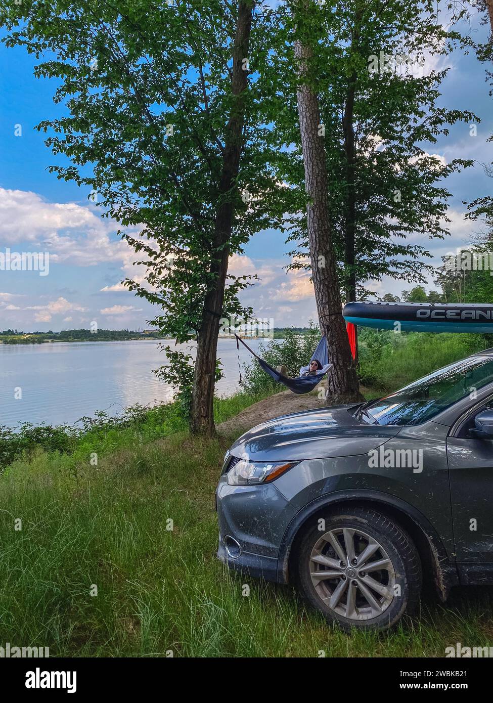 woman laying in hammock supboard on roof of car Stock Photo - Alamy