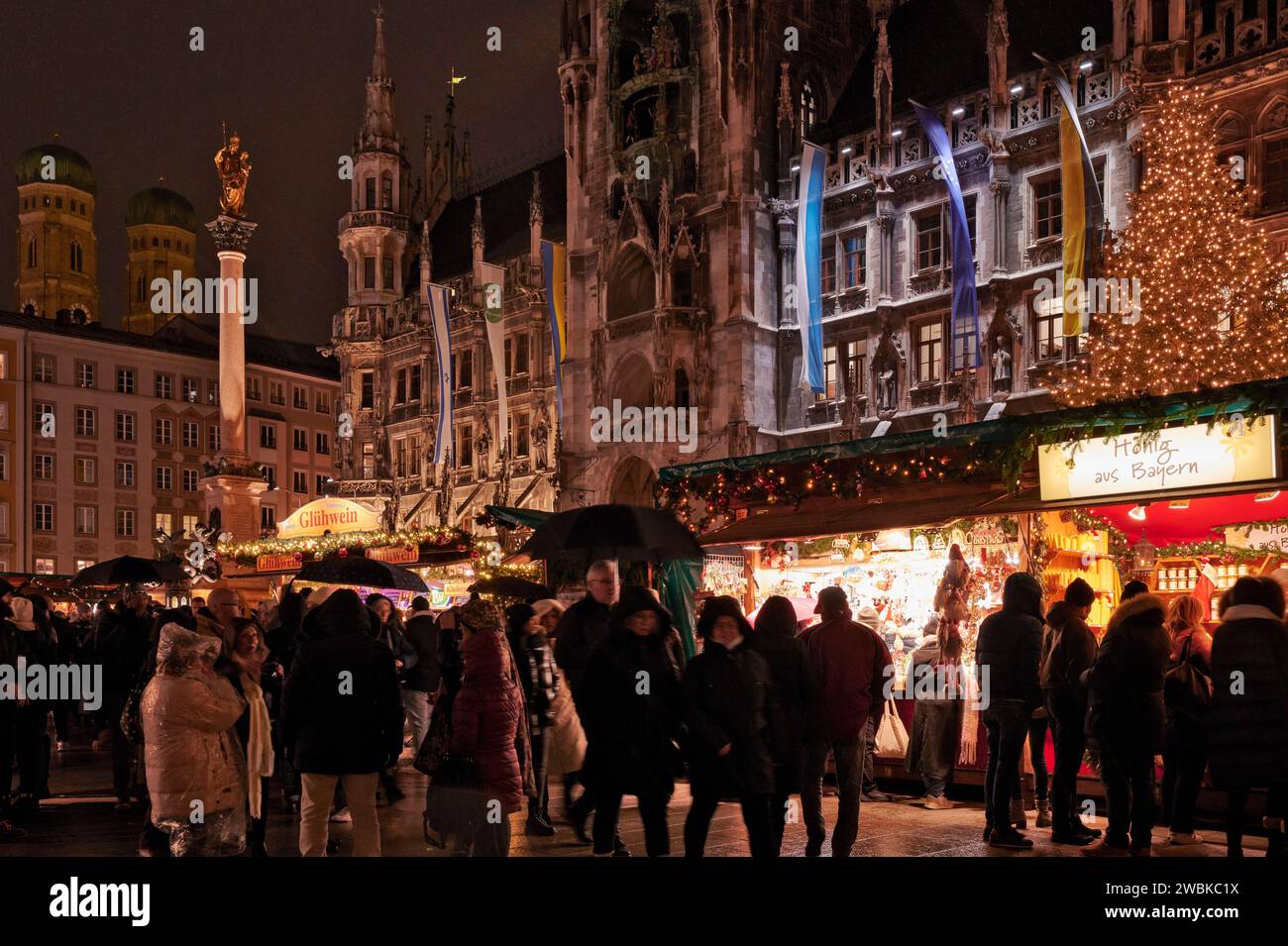 Christmas market at Marienplatz Munich Stock Photo - Alamy