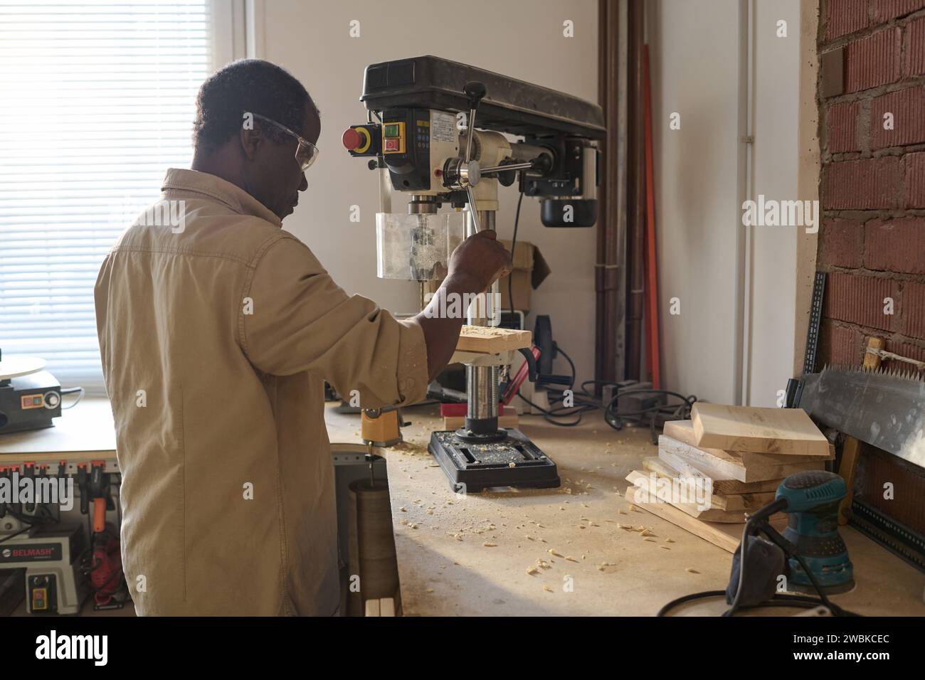 African carpenter cutting hi-res stock photography and images - Alamy