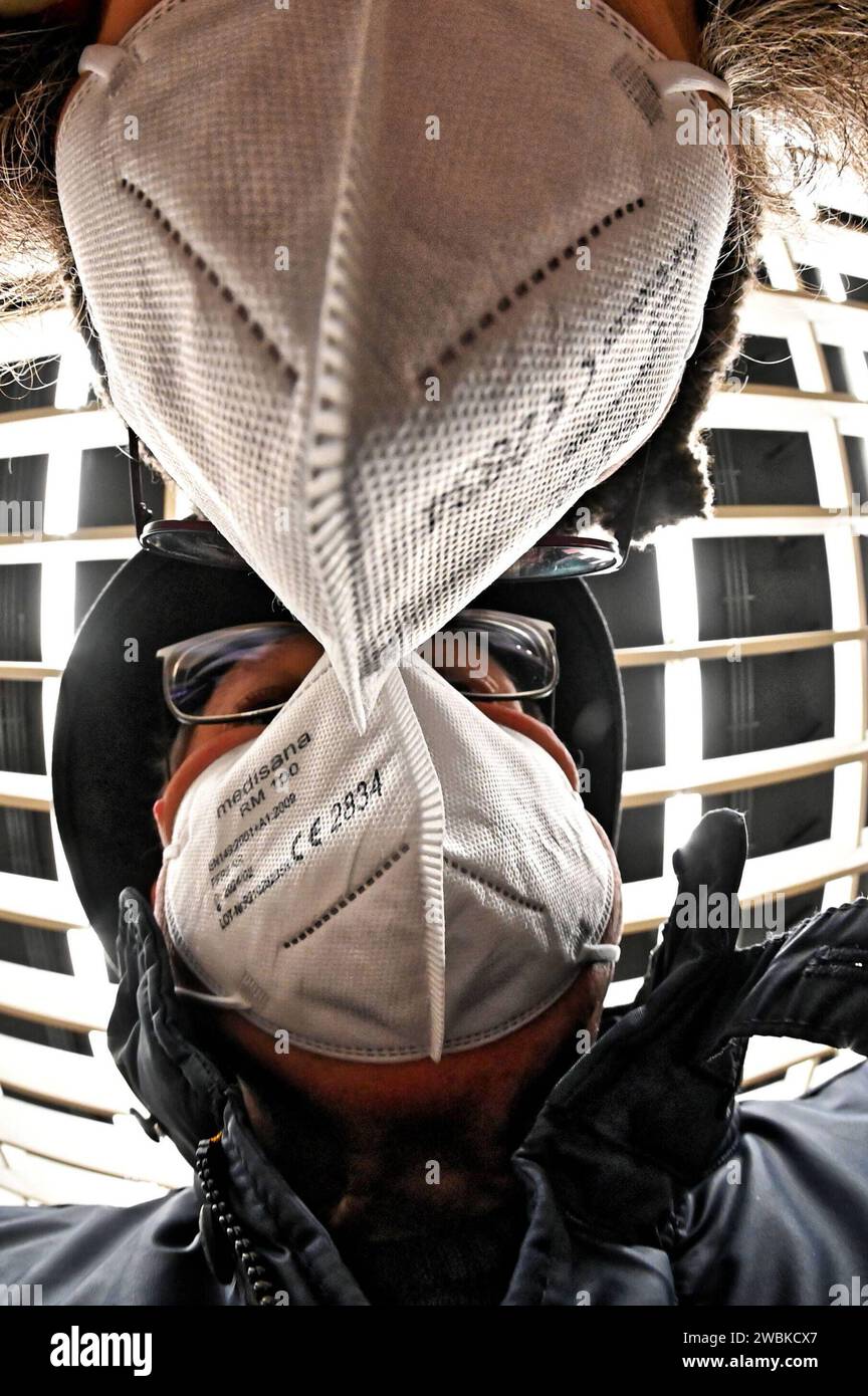 Viren-Abwehr. Zwei Personen mit FFP2-Maske in München am Bahnsteig der ...