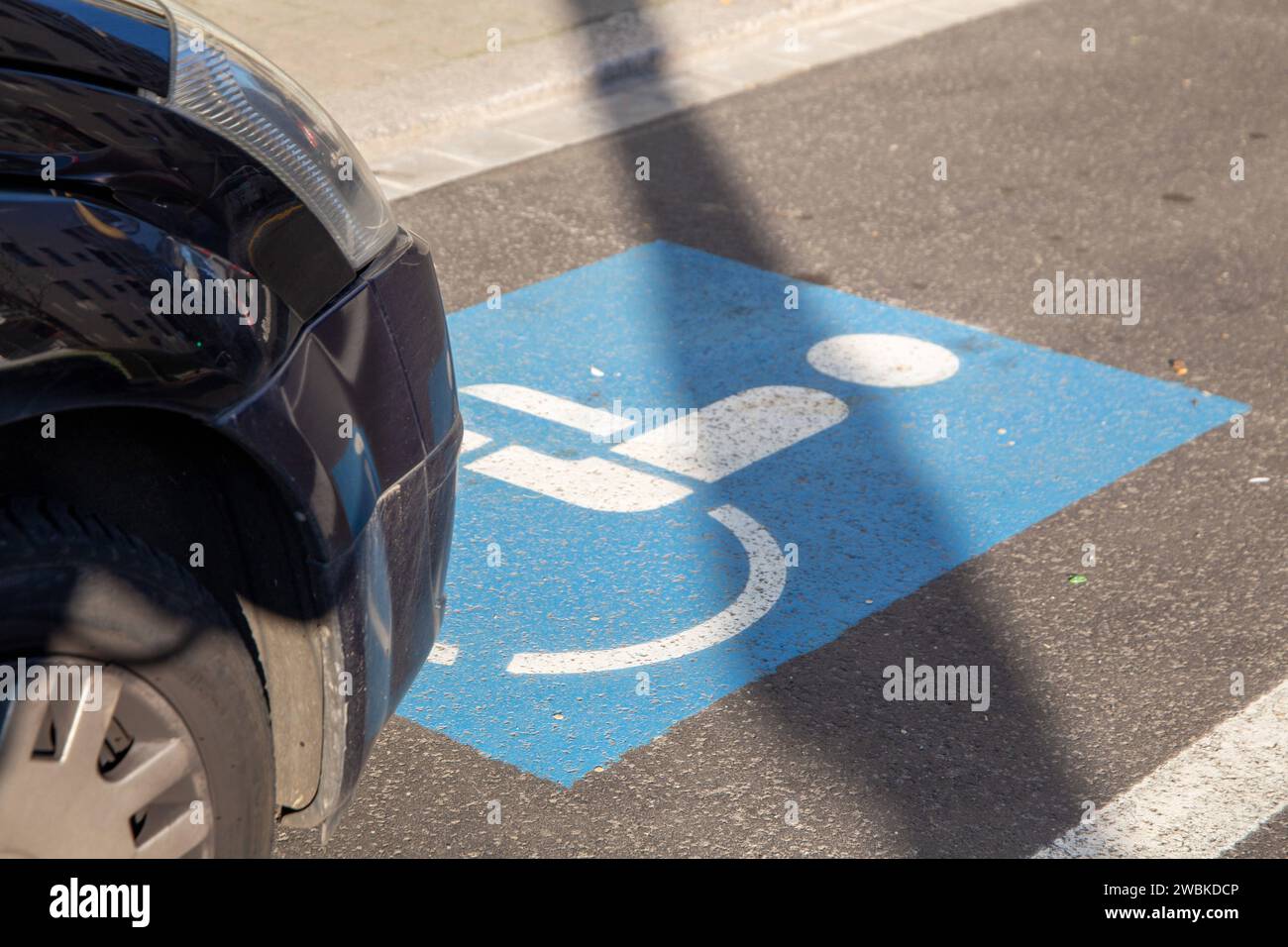 Ein Auto blockiert einen Behindertenparkplatz *** A car blocks a ...