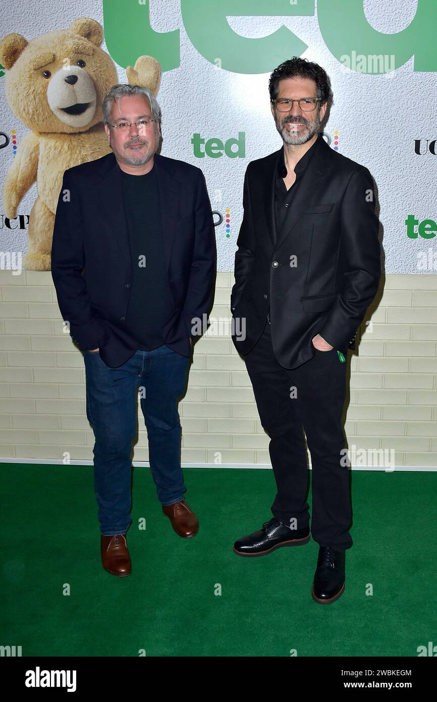Paul Corrigan und Brad Walsh bei der Premiere der Peacock Serie Ted im ...