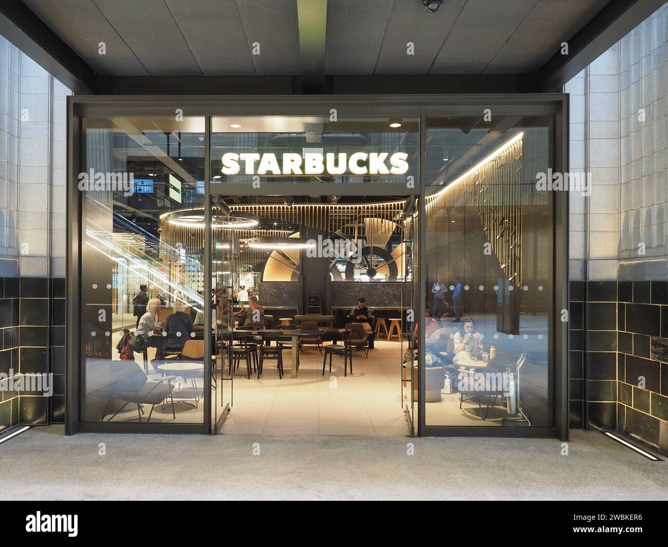Starbucks storefront hi-res stock photography and images - Alamy