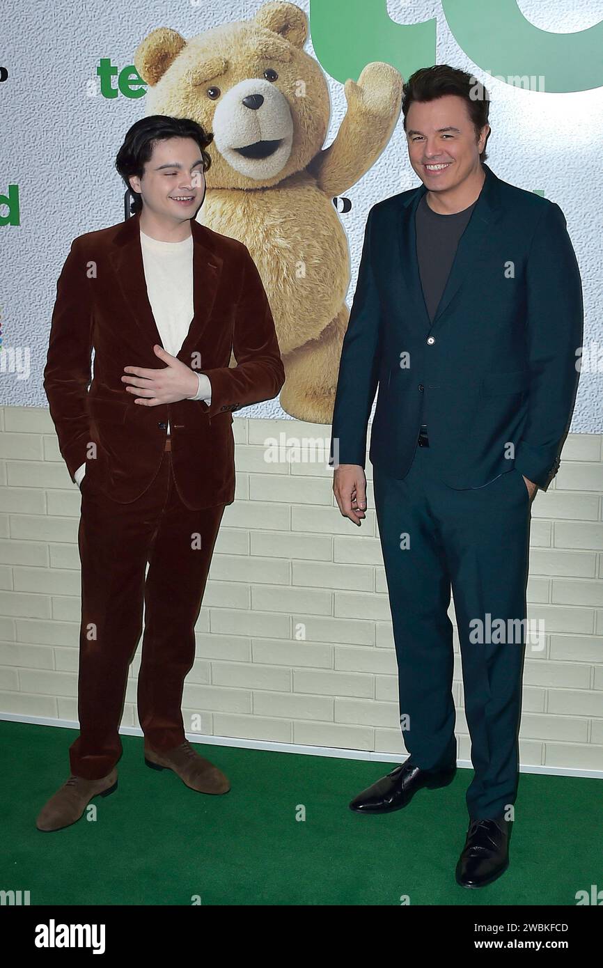 Max Burkholder und Seth MacFarlane bei der Premiere der Peacock Serie Ted im AMC The Grove. Los ...