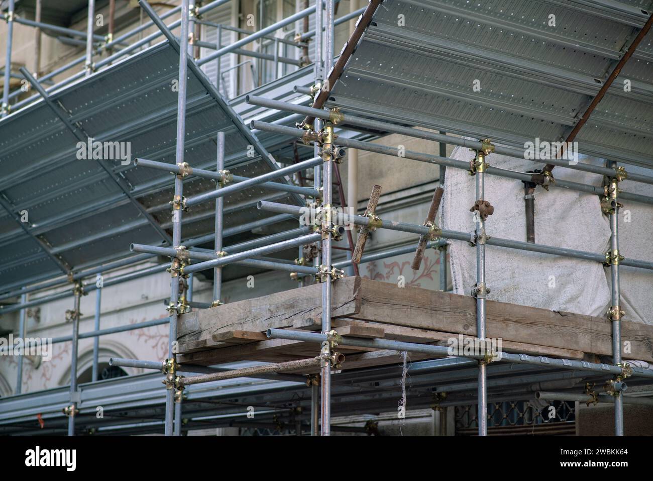 buildings: in construction, the scaffolding is safe if made according ...